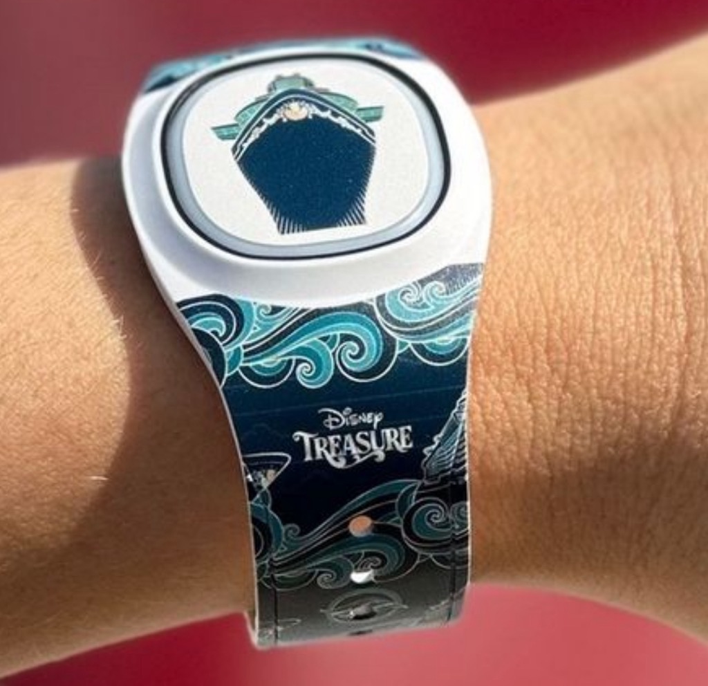 FIRST LOOK at DisneyBand+ Exclusive to the Disney Treasure - DCL Fan